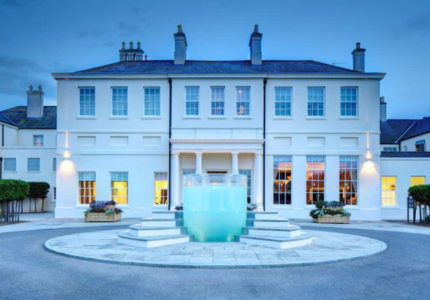 Dining under the pergola, Champagne & Seafood pop-up bar and live ...